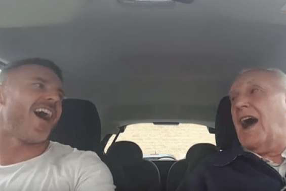 Video: vader en zoon zingen luidkeels in de auto | Dementie